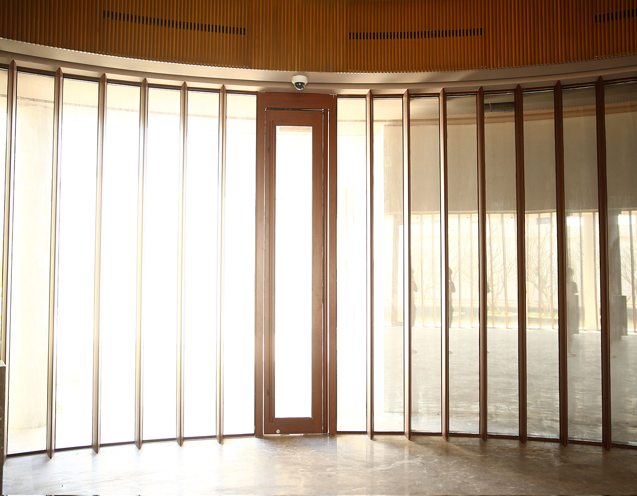 Electrical central axis rotatable partition door