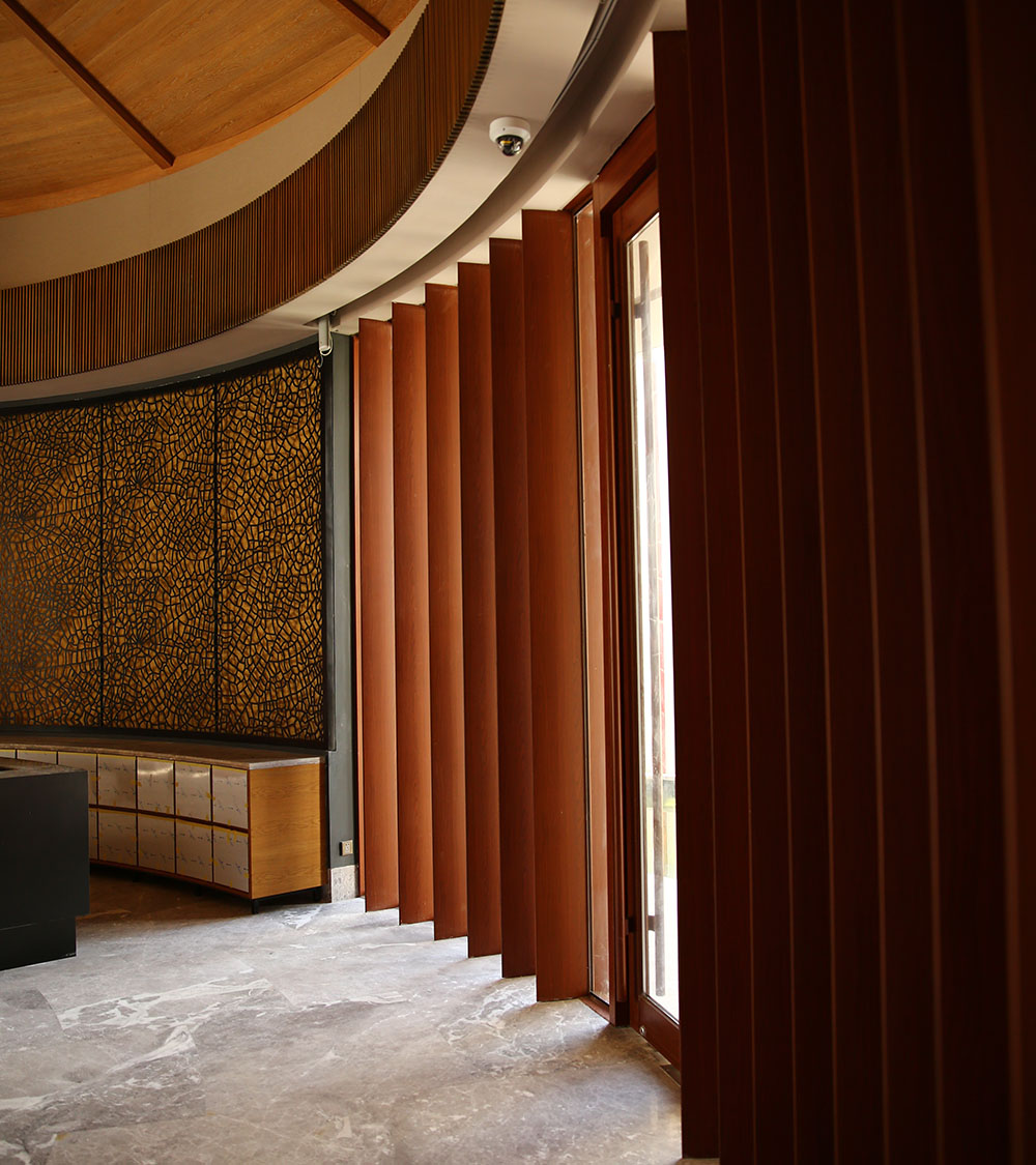 Electrical central axis rotatable partition door